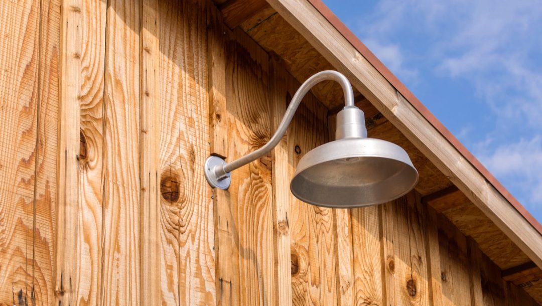 6 Best Barn & Stable Lights - Types & Which One Is Best For You